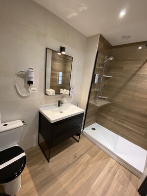 Quarto Standard, 1 cama de casal | Casa de banho | Artigos de higiene ecológicos, um secador de cabelo, toalhas fornecidas 