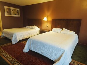 Quarto, 2 camas Queen, para não fumantes | Cofres nos quartos, escrivaninha, Wi-Fi de cortesia, roupa de cama