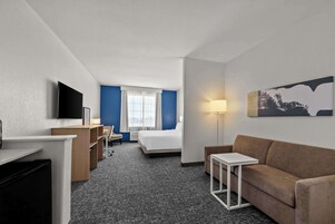 Quarto, 1 cama king-size e sofá-cama | Sala de estar | Televisor LED de 50 polegadas com canais por cabo, televisor 