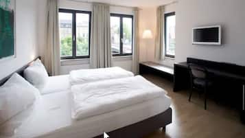 Quarto casal | Roupas de cama antialérgicas, frigobar, escrivaninha