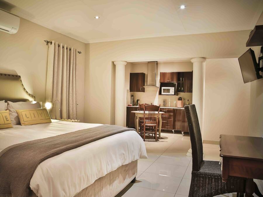 Quarto, 3 quartos (Unit 2) | Roupa de alta qualidade, cofre no quarto, secretária