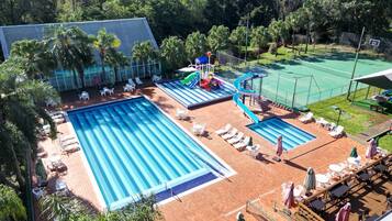 Piscina interior, piscina exterior, da(s) 10:00 à(s) 21:00, guarda-sóis