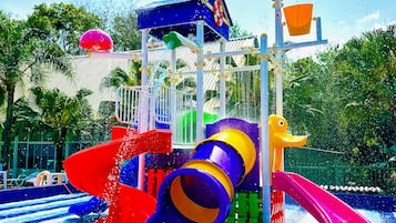 Piscina interna, piscina externa, funciona das 10h às 21h, guarda-sóis