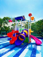 Piscina interna, piscina externa, funciona das 10h às 21h, guarda-sóis