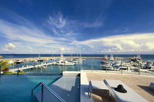 2 piscinas exteriores, guarda-sóis, espreguiçadeiras 