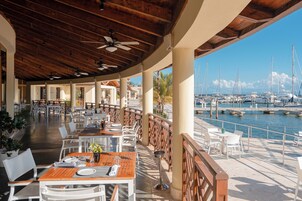3 restaurantes, pequenos-almoços servidos, cozinha internacional 