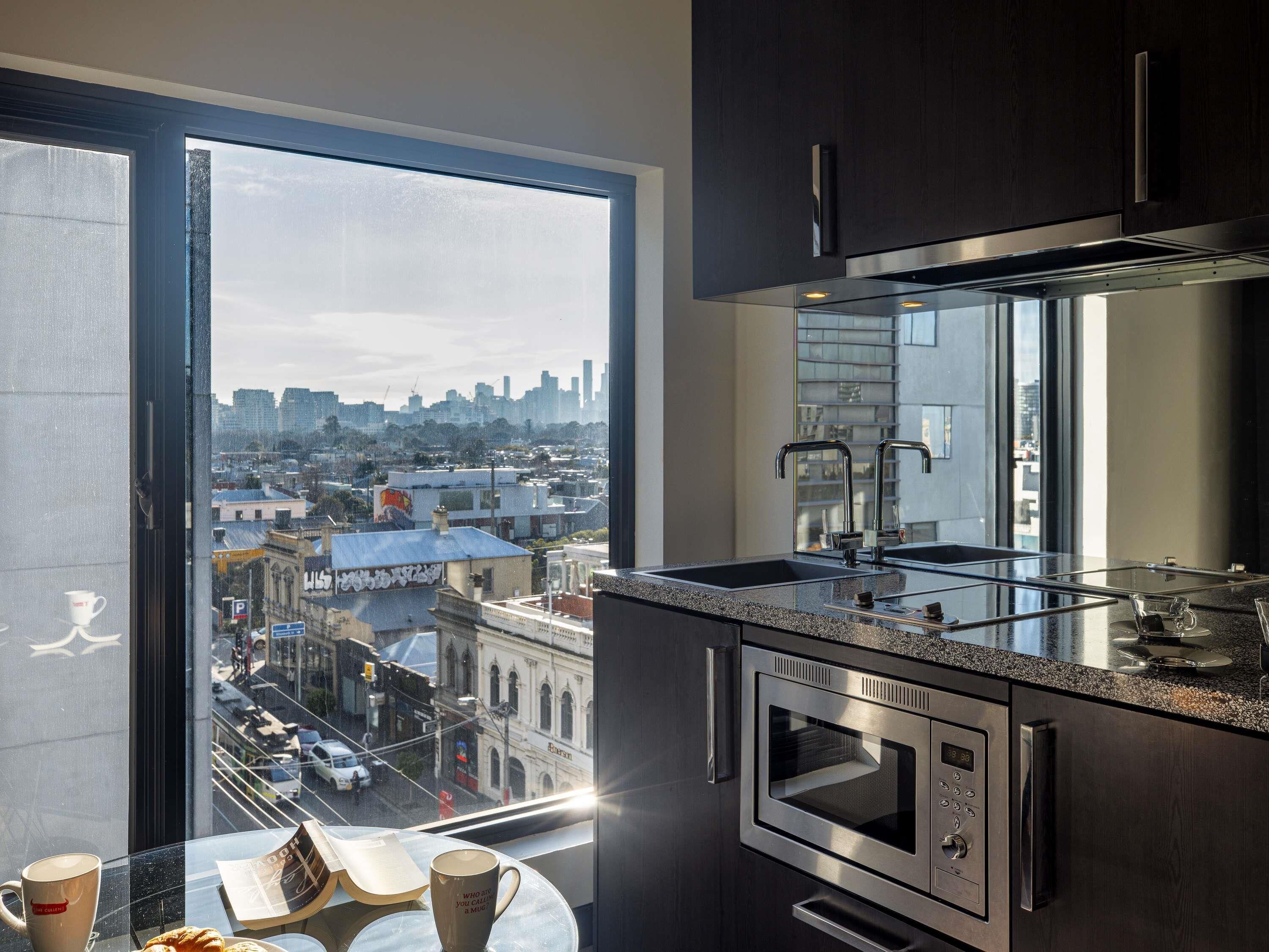 Roupas de cama premium, camas com colchões pillow-top, frigobar