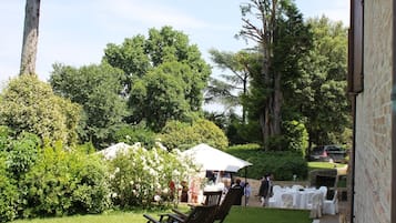 Almoços, jantares servidos, cozinha italiana, junto à piscina