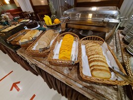 Café da manhã com pratos da culinária local grátis todos os dias