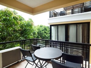 Lakeshore Family Room | Vista para o jardim