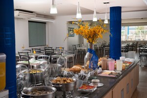 Café da manhã com buffet grátis todos os dias
