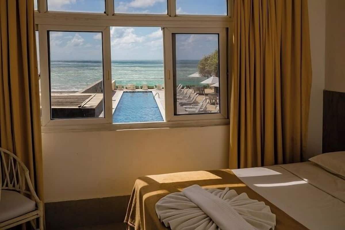 Quarto superior, vista para o oceano | Roupas de cama antialérgicas, frigobar, cofres nos quartos