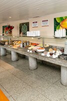 Café da manhã com buffet grátis todos os dias