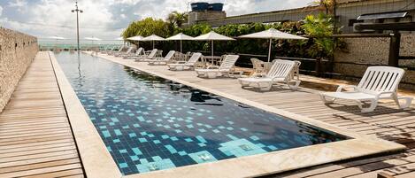 2 piscinas externas, espreguiçadeiras