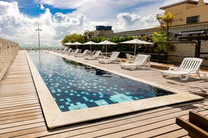 2 piscinas externas, espreguiçadeiras