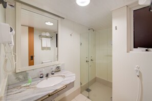 Chuveiro, secador de cabelo, bidê, toalhas de banho