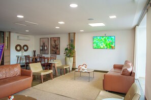 Área de estar no saguão