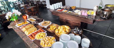 Café da manhã com buffet grátis todos os dias