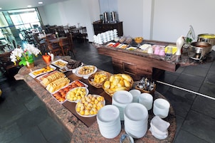 Café da manhã com buffet grátis todos os dias