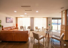 Área de estar no saguão