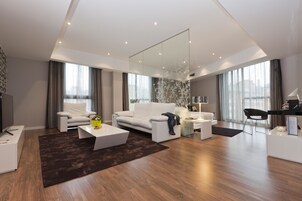 Suite, banheira de hidromassagem | Vista do quarto