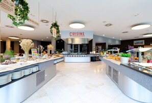 Pequeno-almoço tipo buffet diário mediante uma taxa 