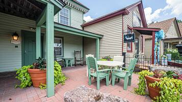 201 Johnson Suite, Private Bathroom | Terraço/pátio