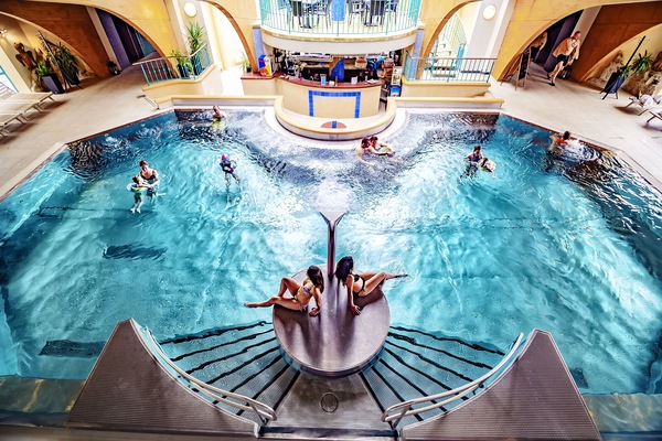 2 bares/lounges, um bar à beira da piscina