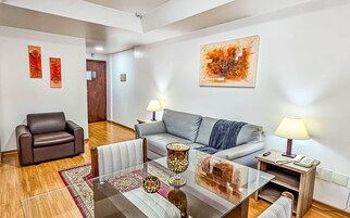 Quarto casal luxo | Área de estar | TV LCD
