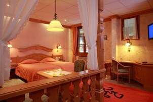 Cofres nos quartos, cortinas blackout, ferros/tábuas de passar roupa