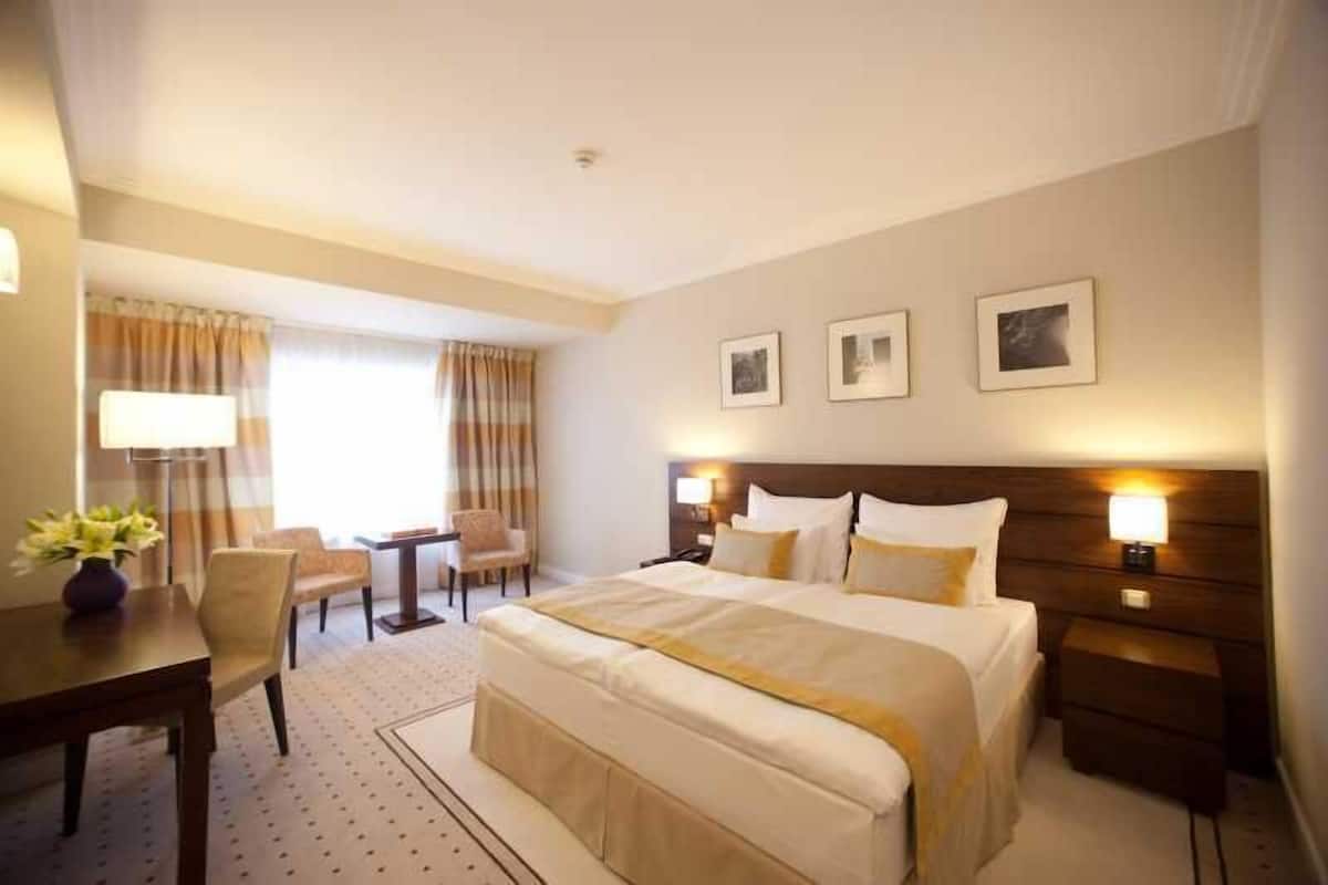 Roupa de alta qualidade, minibar, cofre com capacidade para portátil