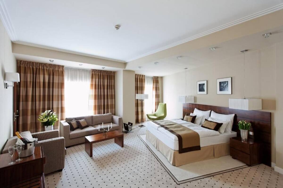Roupa de alta qualidade, minibar, cofre com capacidade para portátil