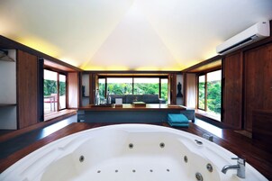 Cobertura superluxo | Frigobar, cofres nos quartos, escrivaninha