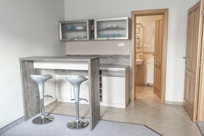 Suite | Kitchenette privada | Um frigorífico, um micro-ondas (a pedido), uma cafeteira/bule 