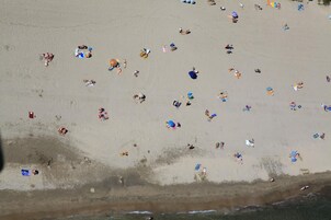Na praia, praia de areia branca 