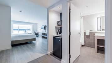 Suite, 2 camas queen-size, acessível (Access Tub) | 1 quarto, cofre no quarto, secretária, ferro/tábua de engomar