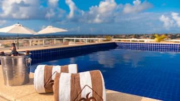 Piscina exterior, guarda-sóis, espreguiçadeiras