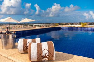 Piscina externa, guarda-sóis, espreguiçadeiras