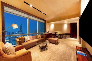 Suite Nobre, 1 cama king-size | Minibar, cofre no quarto, com decoração personalizada, secretária 