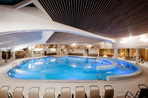 Piscina interna, piscina externa, espreguiçadeiras