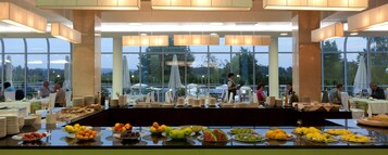 Café da manhã com buffet grátis todos os dias