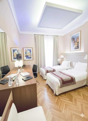 Quarto Twin Standard | Roupa hipoalergénica, minibar, cofre no quarto, secretária 