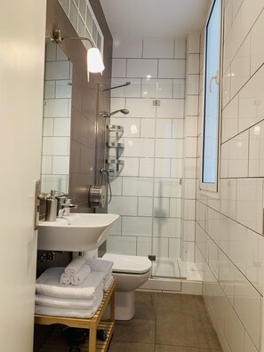 Quarto Triplo Superior, 1 quarto (Private External Bathroom) | Casa de banho | Um polibã, um chuveiro fixo, um secador de cabelo, toalhas fornecidas 