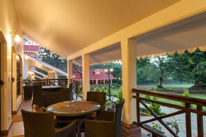 Quarto Standard | Minibar, cofre no quarto, secretária, cortinas/cortinados opacos 