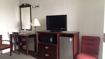 Com mobília individualizada, secretária, cortinas/cortinados opacos