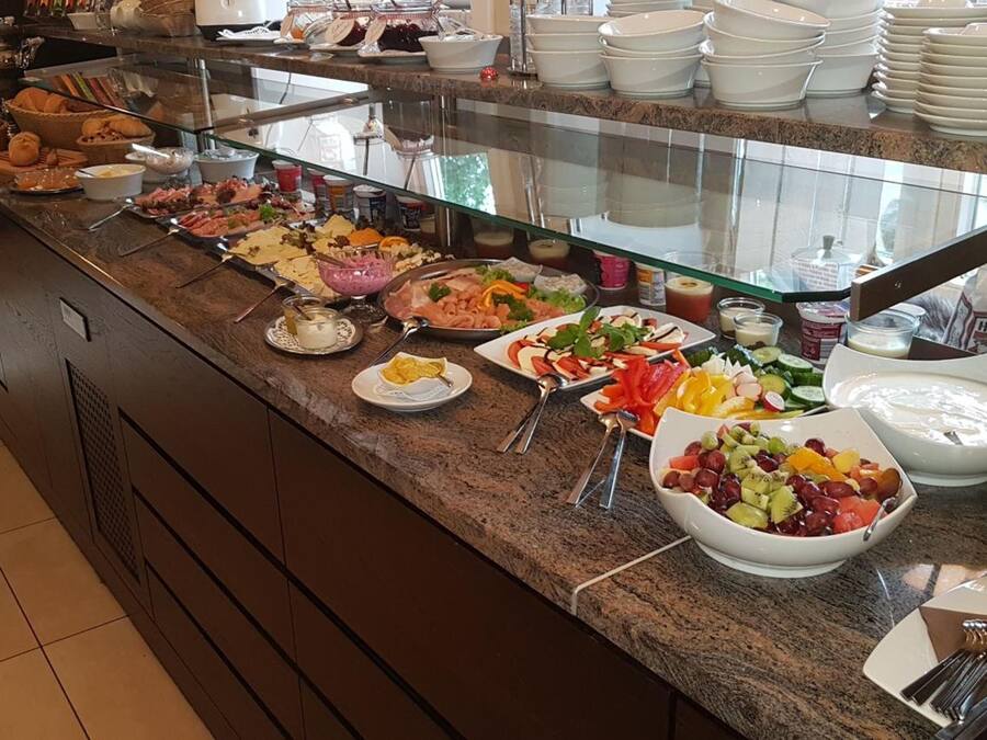 Pequeno-almoço tipo buffet diário mediante uma taxa