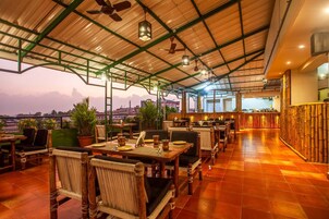 3 restaurantes, é servido café da manhã