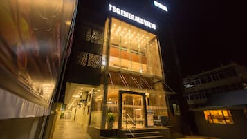 Fachada da propriedade à noite