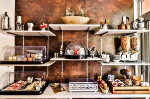 Pequeno-almoço tipo buffet diário (18 EUR por pessoa) 