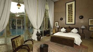 Roupa de alta qualidade, minibar, cofre no quarto